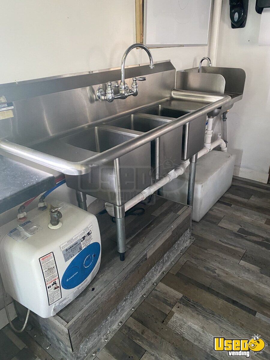 CUSTOM Gorgeous 25' Diesel Chevrolet Fully Loaded Kitchen Food Truck ...