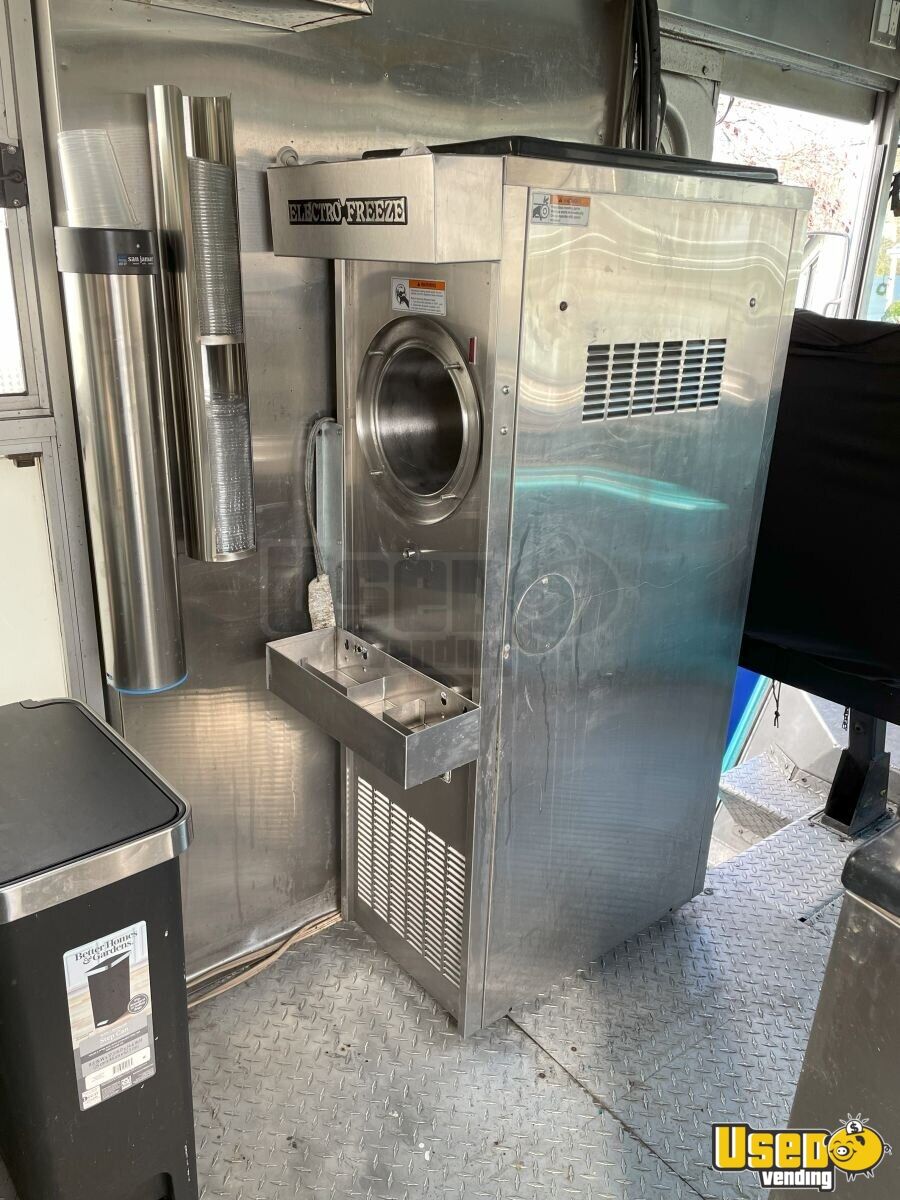 Classic & Cute GMC Workhorse Step Van Soft Serve Ice Cream Truck ...