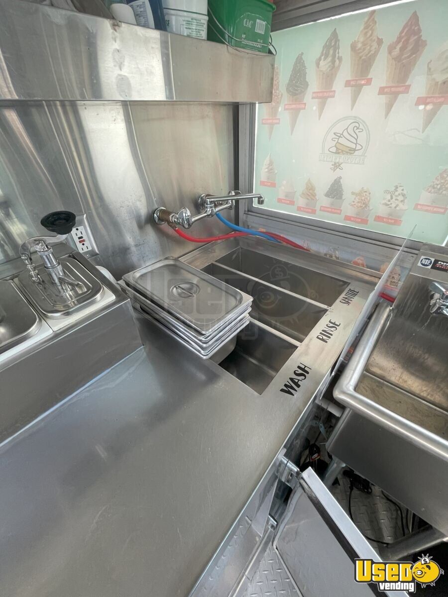 Classic & Cute GMC Workhorse Step Van Soft Serve Ice Cream Truck ...