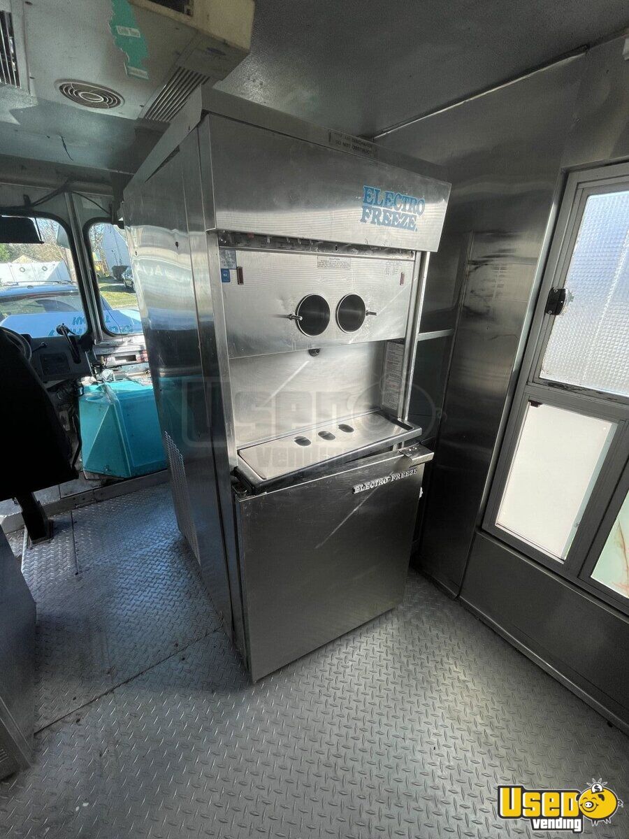 Classic & Cute GMC Workhorse Step Van Soft Serve Ice Cream Truck ...