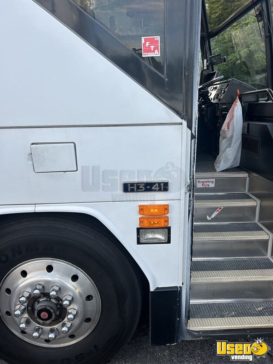 LOW MILES Prevost H3-41 Coach Bus | 48-Seater Passenger Bus with ...