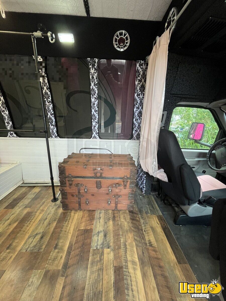 Eye Catching - Ford E350 Mobile Boutique Bus | Mobile Business Unit for ...