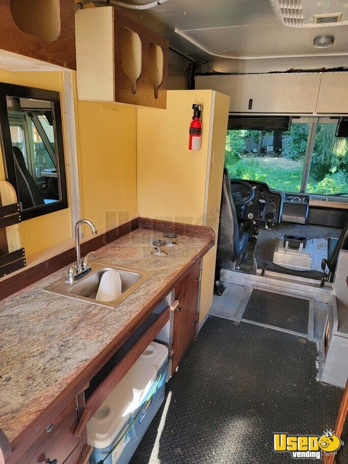 2007 Workhorse W42 24' Step Van Truck with Restroom and Bunk Beds for ...