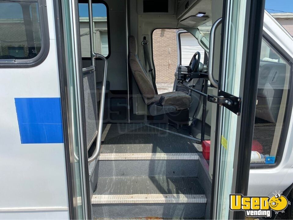 2010 Ford E-450 Super Duty Passenger Shuttle Bus with Wheelchair Lift ...