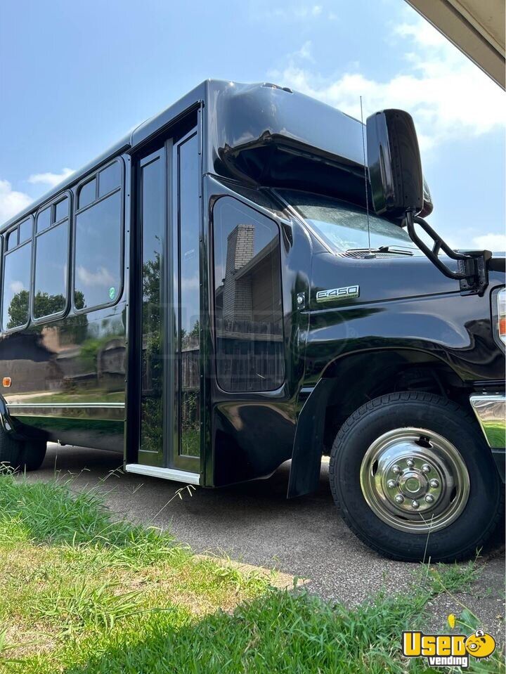 2017 Ford E-450 Super Duty Cutaway 24-Seater Shuttle Bus for Sale in Texas