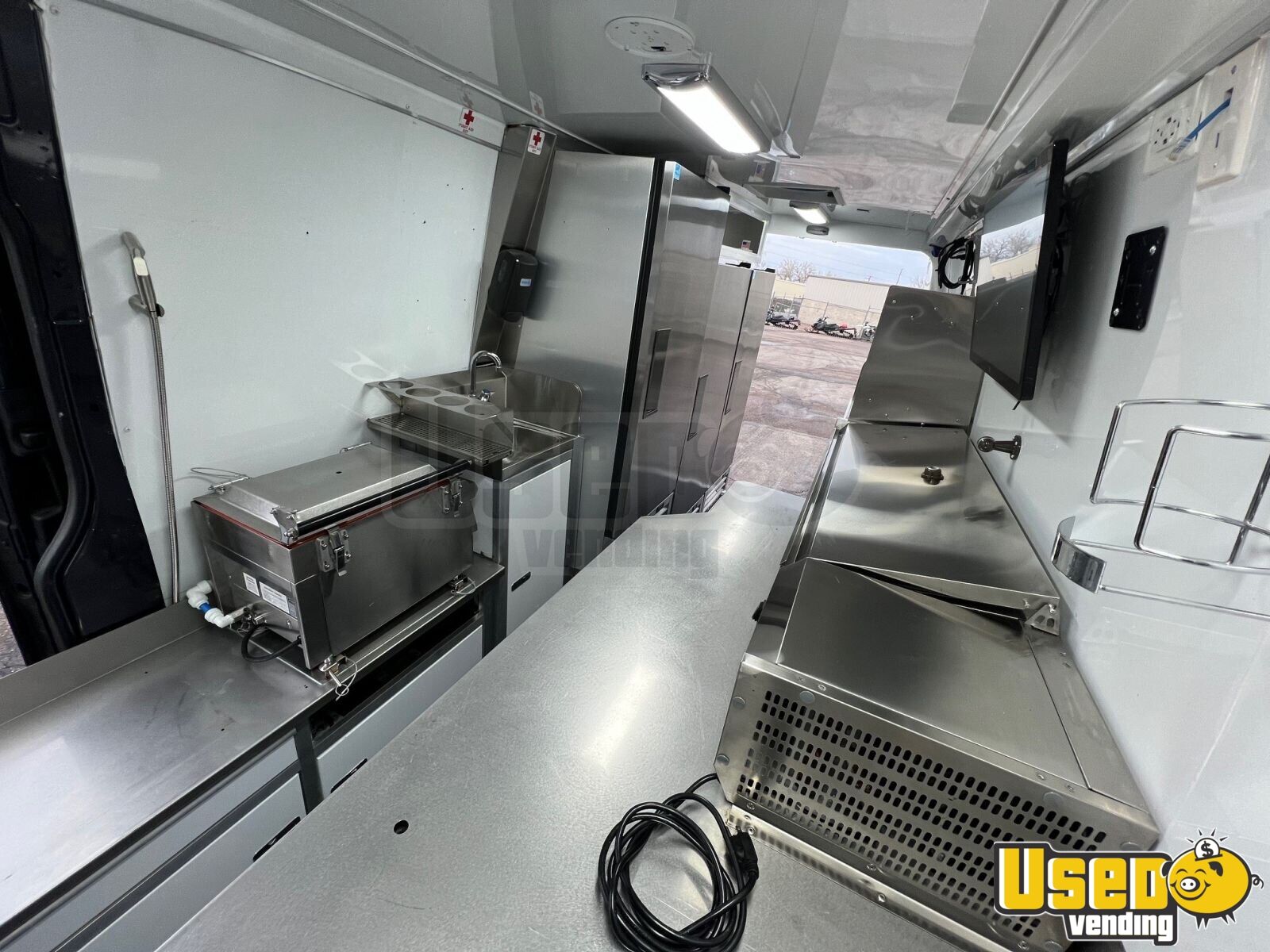 LOW MILES LIKE NEW - 2020 23' Mercedes Benz Sprinter 4500 Food Truck ...